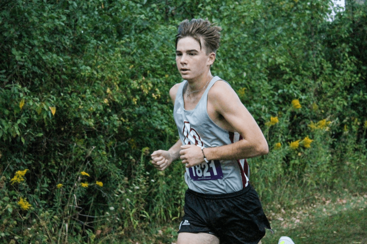 Men’s Cross Country Running to the Top of Rankings – The Saint